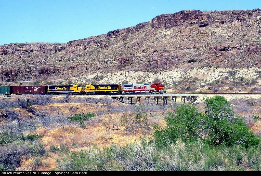 ATSF 871, 8026, and 5829 on #339